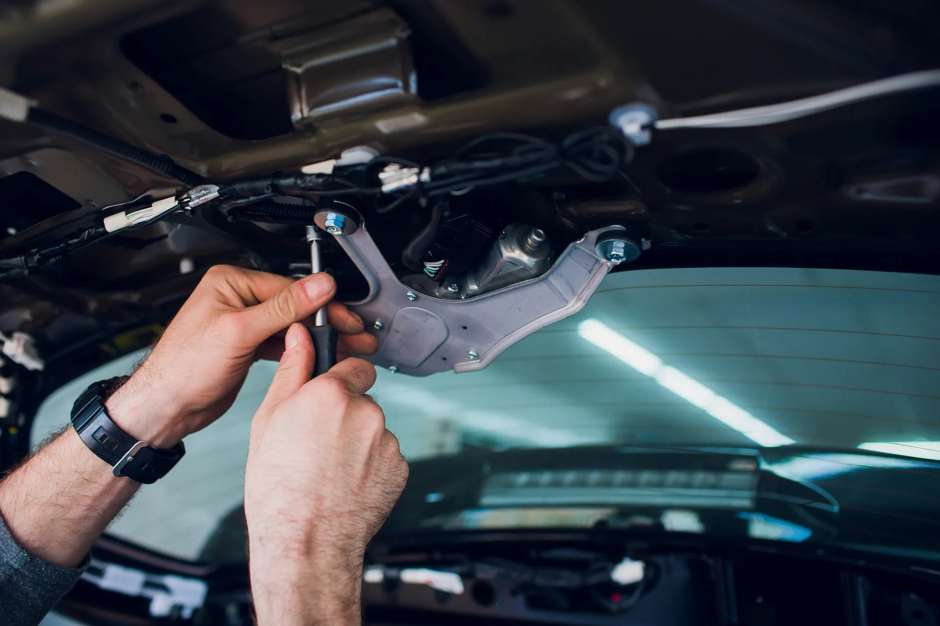 Car Trunk Lock Repair in Dubai Price from 100 AED - Golden Horse Car Repair