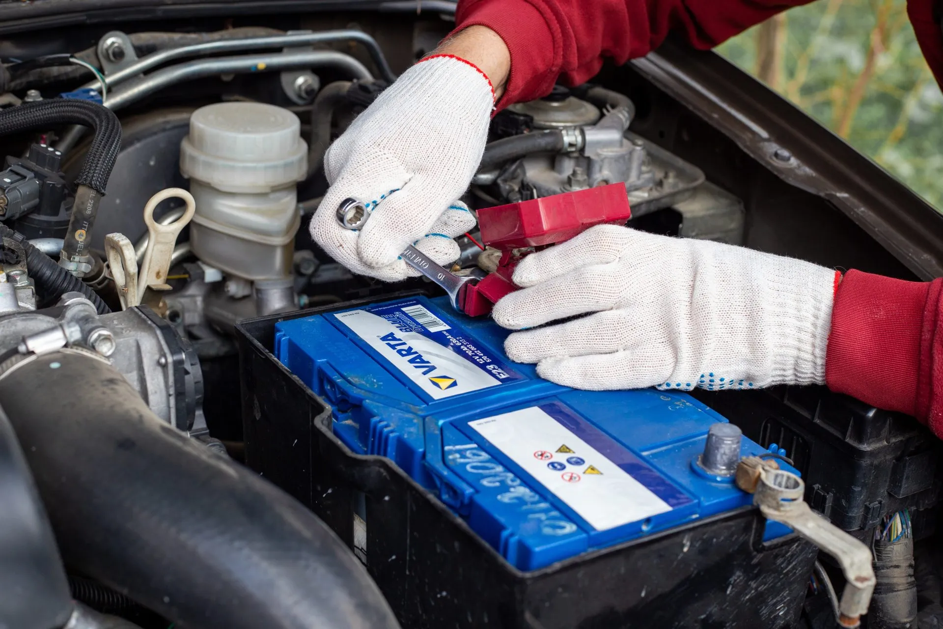Car Battery Replacement in Dubai Price from 50 AED - Golden Horse Car ...